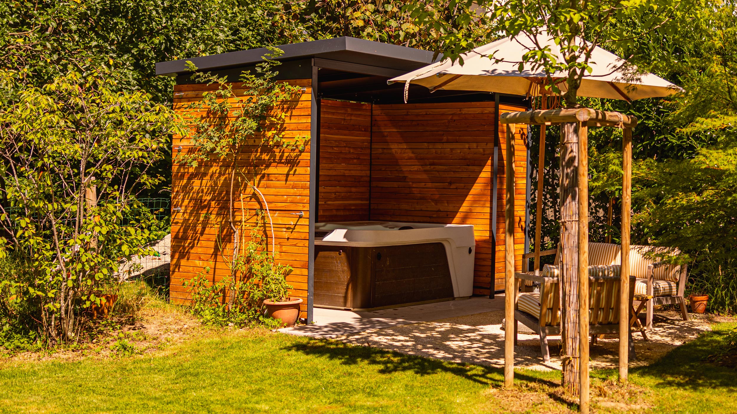 Gartenhaus mit Whirlpool – AvantGarten
