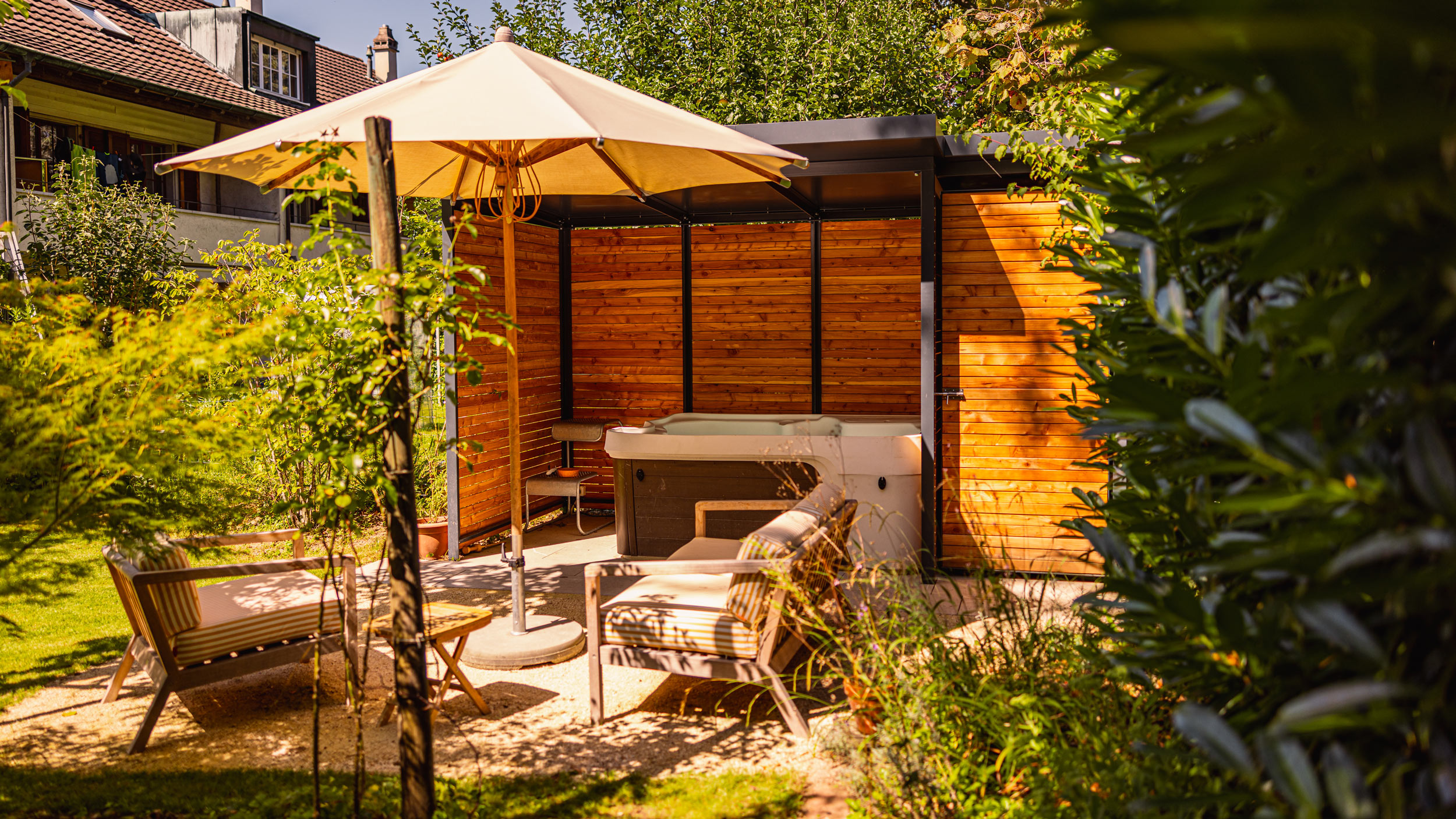 Gartenhaus mit Whirlpool – AvantGarten