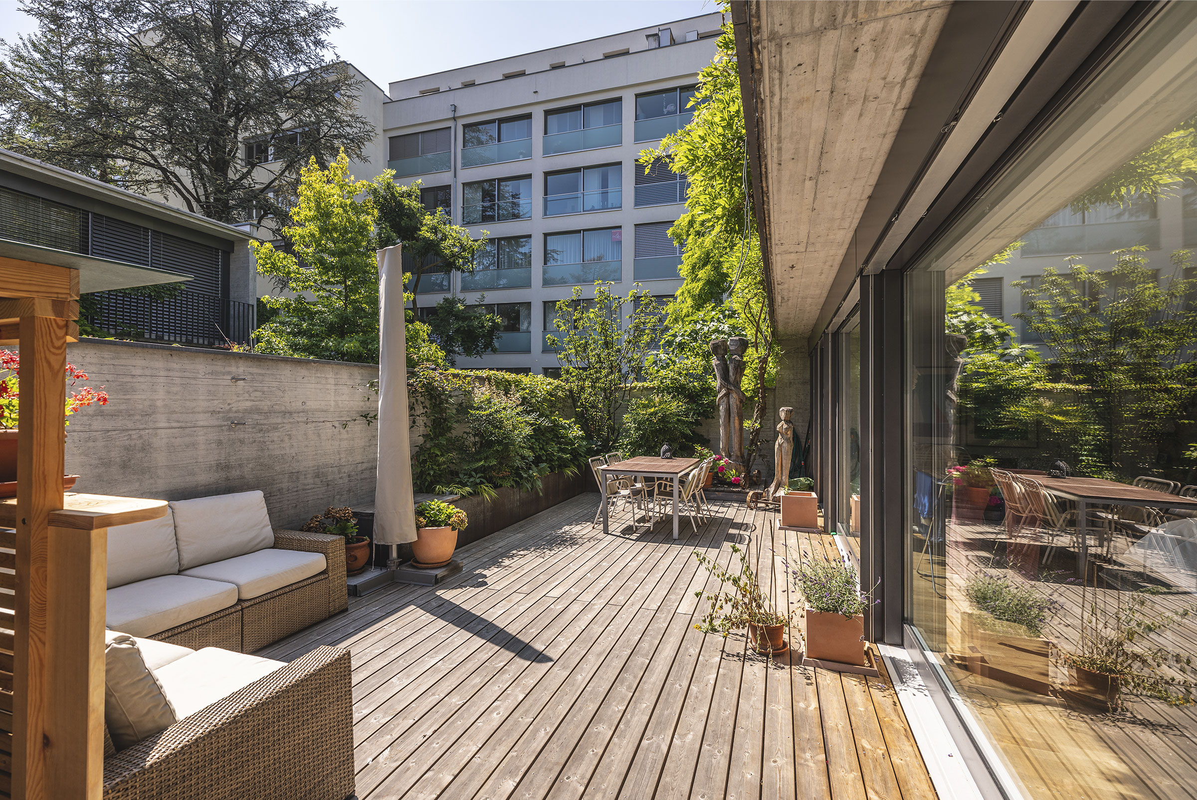 Hinterhof Neubadquartier Basel mit Holzdeck – AvantGarten