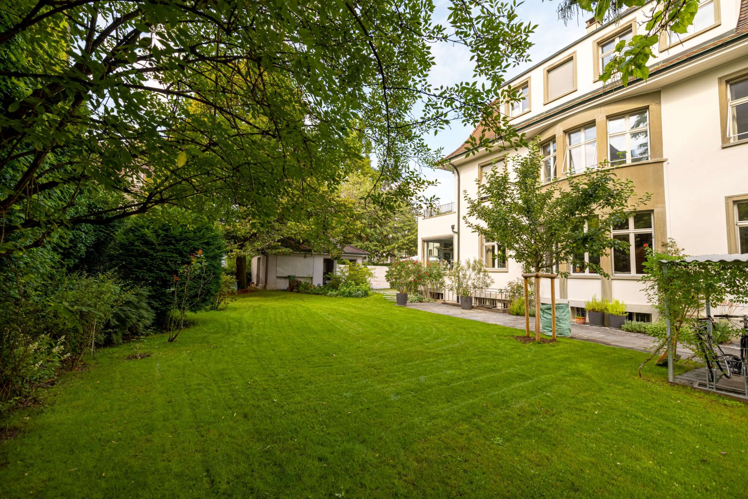 Naturstein-Sitzplatz mit begrünten Fugen – AvantGarten